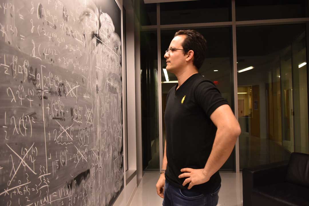 Alejandro, astrofísico que investiga el agujero negro en el centro de la vía lactea ...