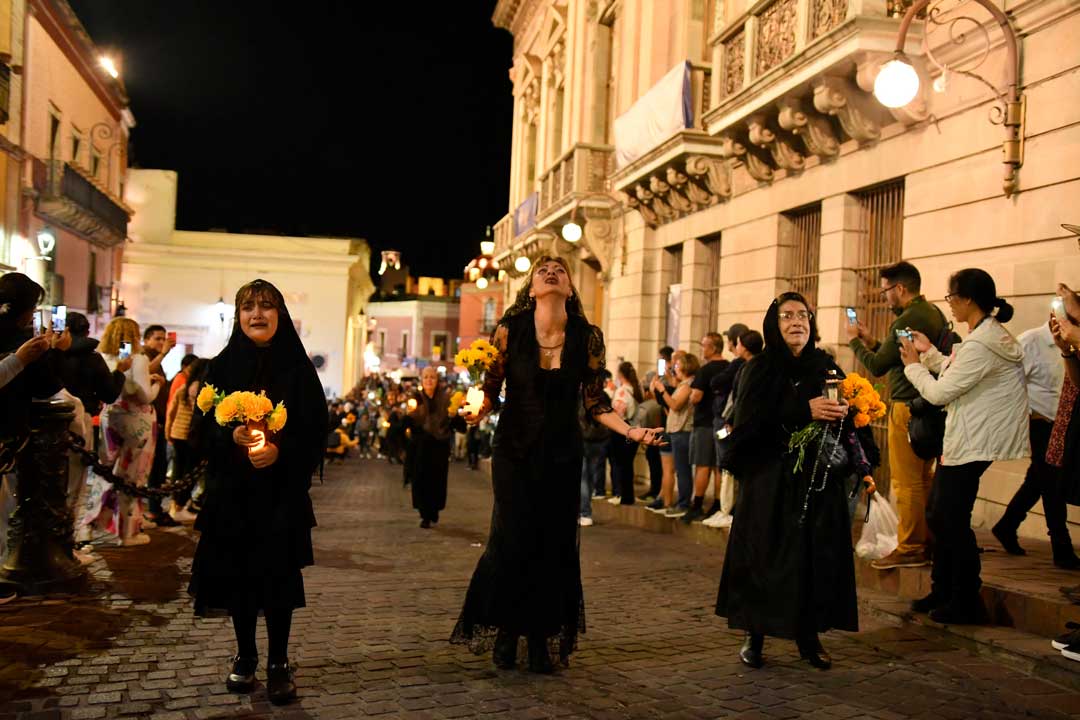Conmociona Procesión de los Angelitos en inicio del Festival Día de los ...