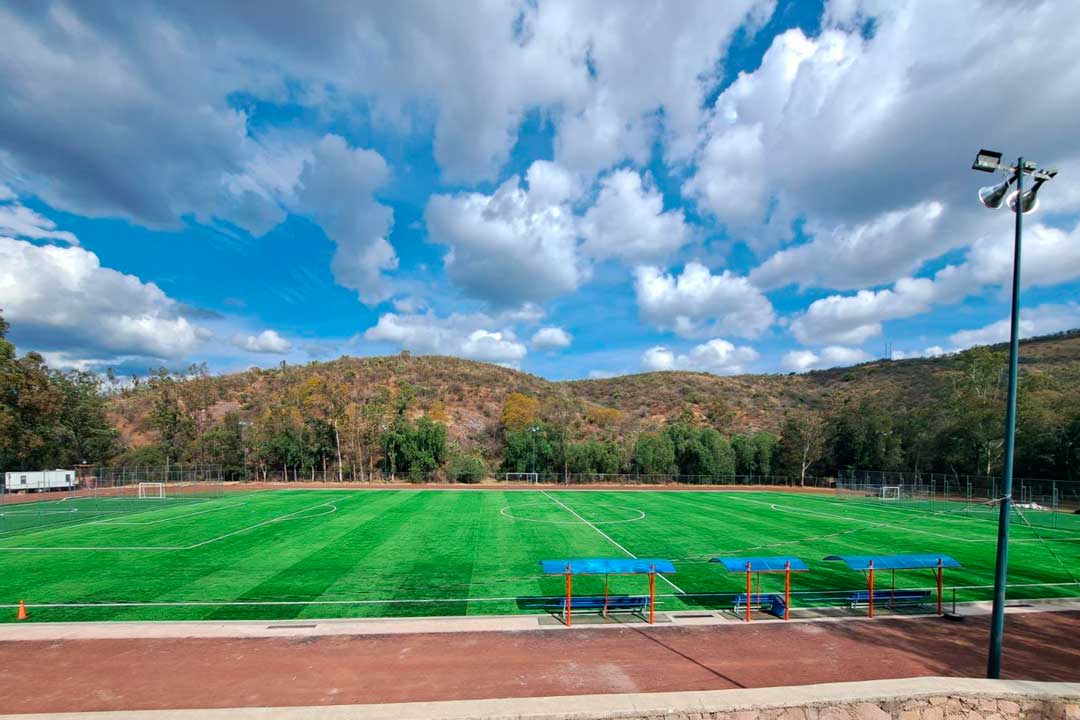 Empastan cancha de fútbol soccer en la deportiva Torres Landa; ya está ...
